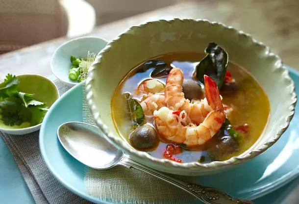 Isuphu yeShrimp eshushu kunye nemuncu uTom Yam Gung Recipe 55616_1