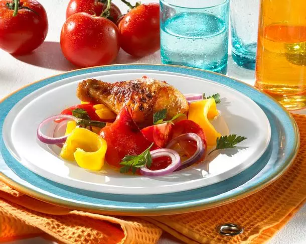 Peppar tomatsallad med kycklingklubbor recept 55630_1