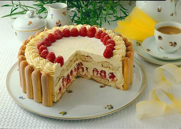 Raspberry buttercream cake Malakow style recipe 55649_1