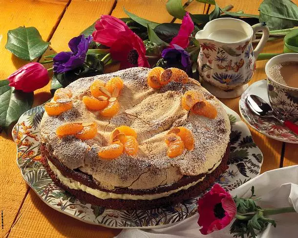 Kejk taċ-ċikkulata meringue bir-riċetta tat-tangerines 55865_1