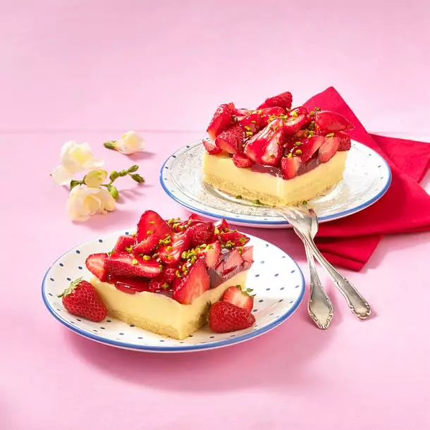 Chinsinsi cha Strawberry marzipan semolina magawo 5597_1