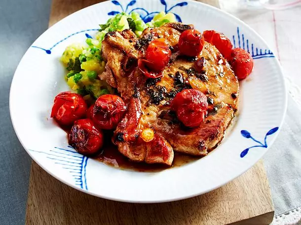 Chuletas de albahaca con puré de guisantes y coliflor receta de tomates estofados 56051_1