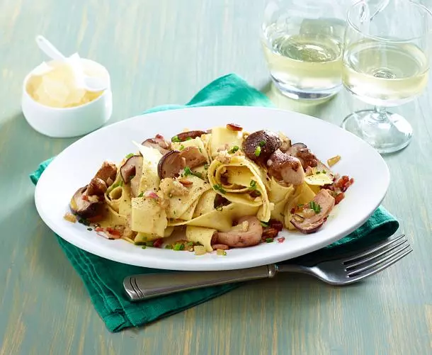 Pappardelle oo leh boqoshaada porcini cusub iyo habka parmesan 56222_1