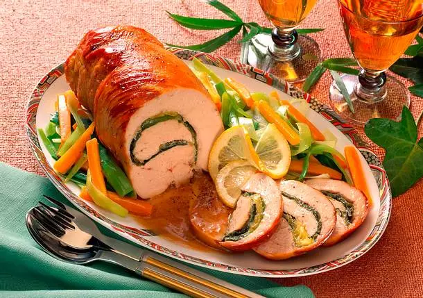 Turkey panggang diiseni karo resep leek lan keju