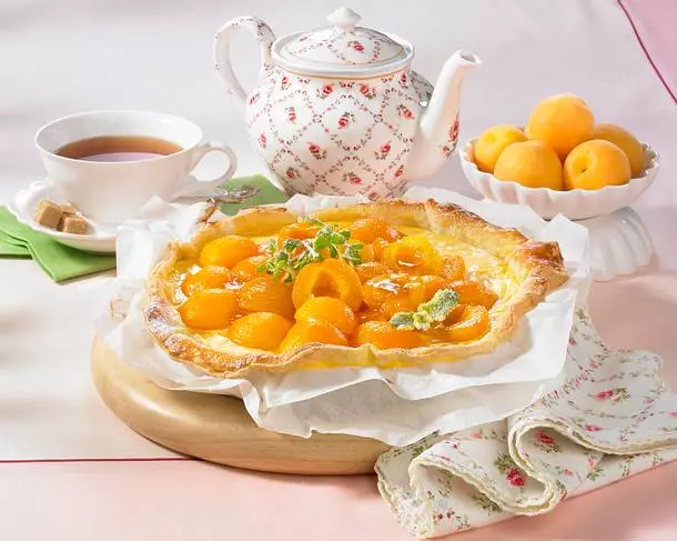 Puff pastry tart nga adunay mga apricot nga resipe 57041_1