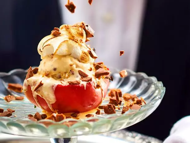 High society baked apple with ice cream and meringue crowns recipe 57123_1