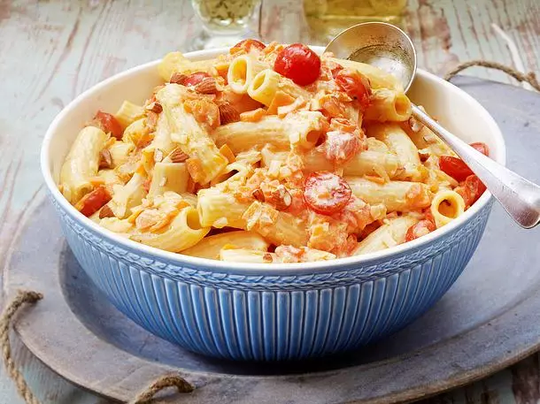 Recipe ng karot at kamatis rigatoni 57709_1