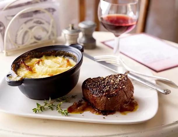 Gratin ya vitunguu na mapishi ya steak ya pilipili 58680_1