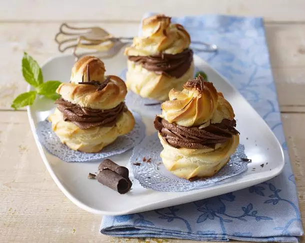 Cream puffs bil-mousse au chocolat mili (erba 'darbiet differenti) riċetta