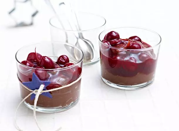 Pudding Ya Chokoleti Pawiri yokhala ndi Punch Cherries Recipe 58918_1