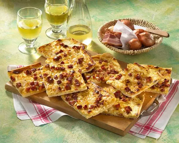 Riċetta Alsatian tarte flambée (klassi tat-tisjir).