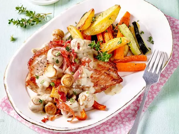 Receita de Schnitzel com molho de cogumelos e batatas fritas de legumes assadas 59005_1