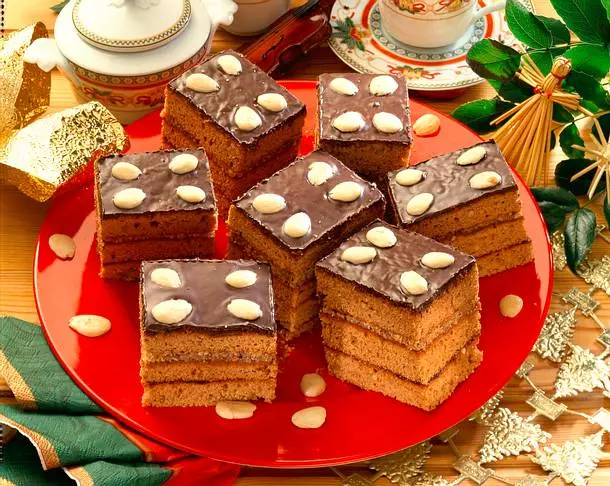 Stuffed Christmas Honey Cake Recipe 59009_1