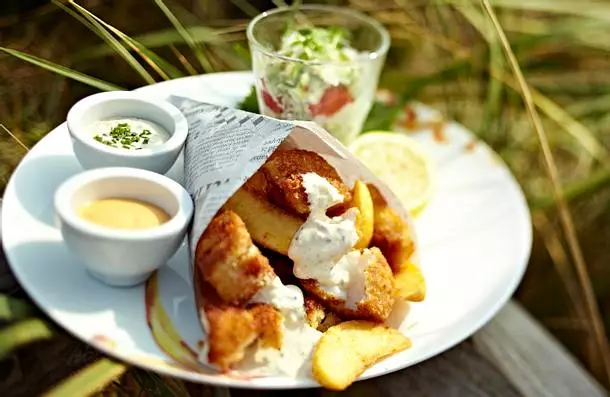 Fish and chips med to dips og salatopskrift 59260_1