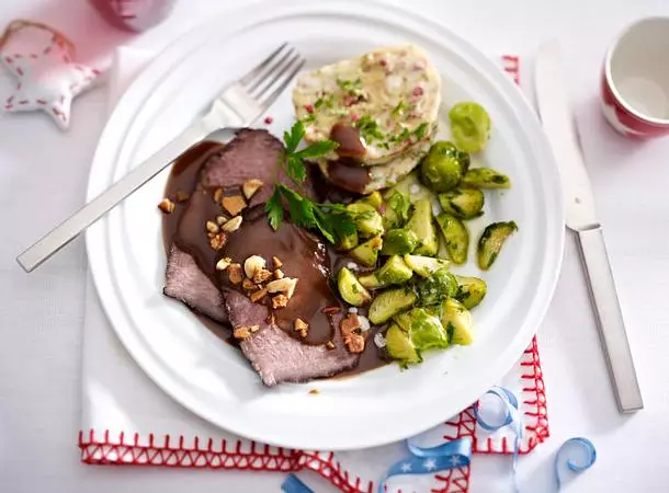 Sauerbraten ndi msuzi wa gingerbread ndi Chinsinsi cha Brussels zikumera 59447_1