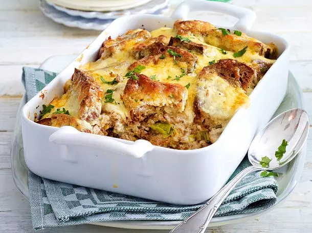 Toasted qhob cij casserole nrog minced nqaij thiab leek daim ntawv qhia 59618_1