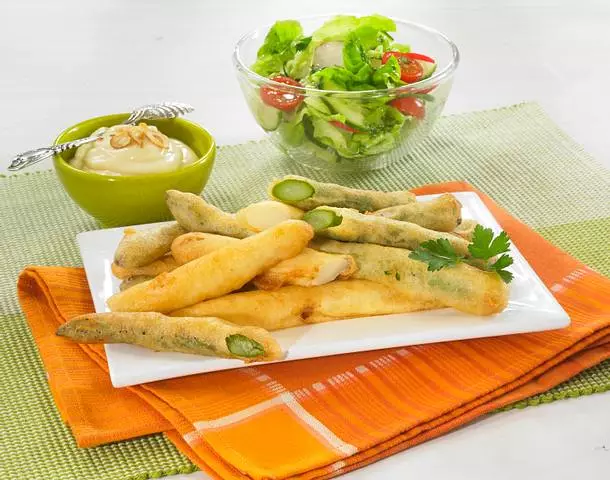 ਆਟੇ ਦੀ ਵਿਅੰਜਨ ਵਿੱਚ Asparagus 59789_1