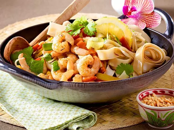 Thai stir-fry with shrimp recipe 59946_1