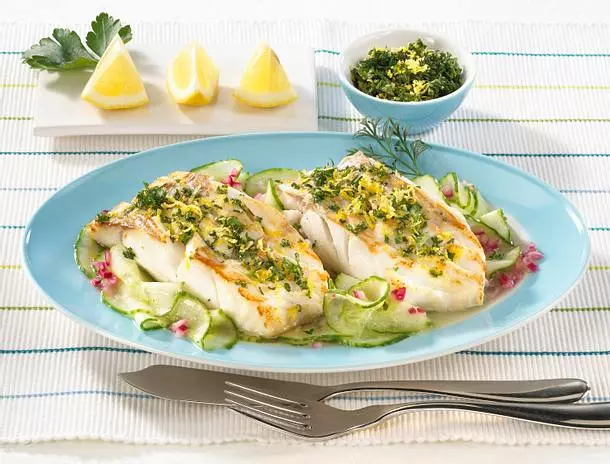 Steamed cod on cucumber salad recipe 60090_1