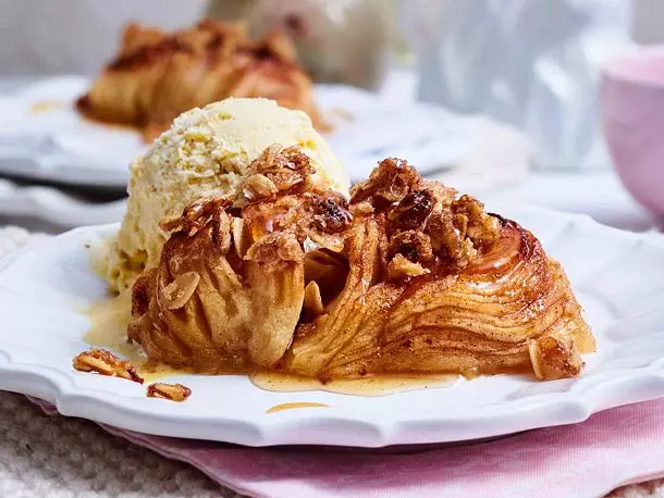 Recipe ng Baked Fan Apples na may Oat Streusel (Hasselback). 60276_1