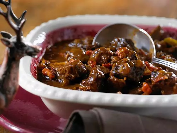 Venison goulash የምግብ አዘገጃጀት መመሪያ 60325_1