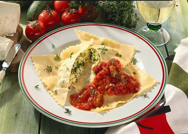 Ravioli gergasi dengan resipi pengisian ricotta dan zucchini