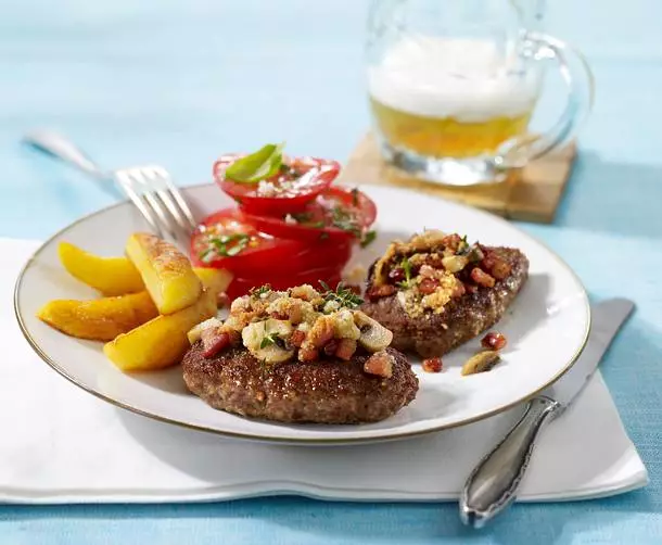 Mletý steak se slaninou a houbovou krustou, bramborové měsíčky a rajčatový salát. recept 60502_1