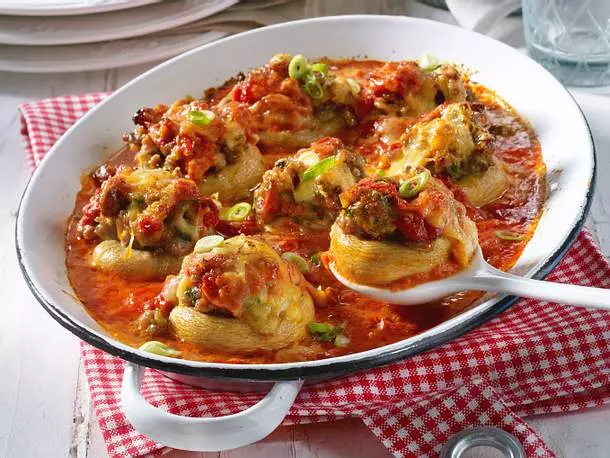 Gevulde reuzenchampignons in tomatenroom recept