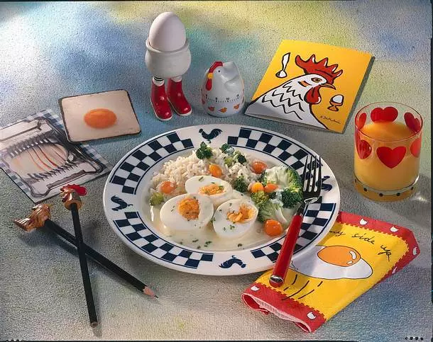 Recept på ägg i ostsås med ris, broccoli och morötter 60594_1