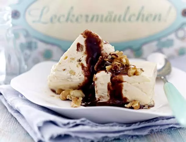 කුකීස් වට්ටෝරුව සමඟ Walnut semifreddo