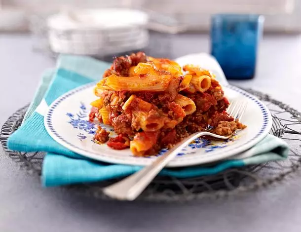 කුළුබඩු සහිත බෝලෝ වට්ටෝරුව සමඟ Penne al forno