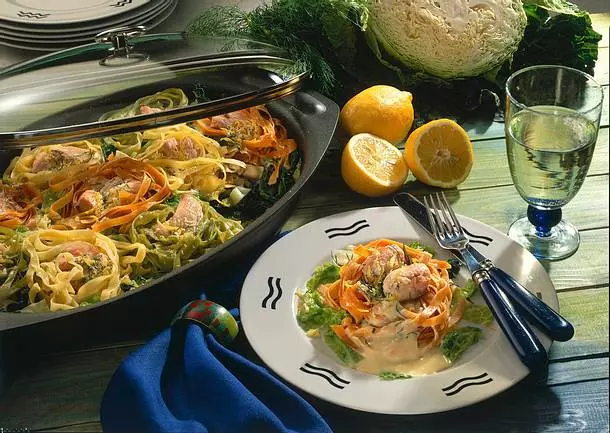 Izidleke ze-pasta ezimibalabala ezine-salmon ku-recipe yeklabishi ye-savoy