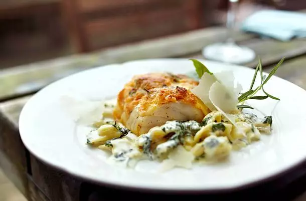 Mozzarella Crusted Cod dengan Resep Ravioli dan Bayam 60919_1