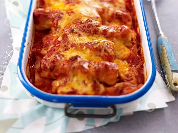 Cannelloni Di Salsiccia Arrosto នៅក្នុងរូបមន្តទឹកជ្រលក់ប៉េងប៉ោះ 6095_1