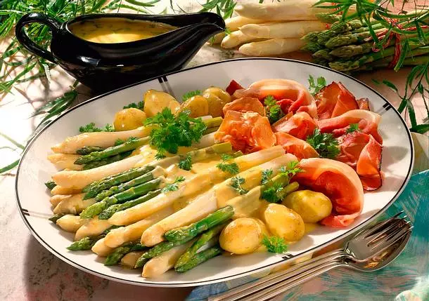 Sejo sa asparagus se nang le recipe ea chervil hollandaise 61617_1