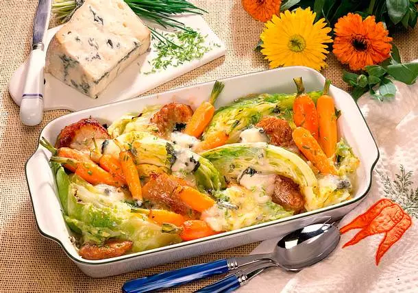 Pointed cabbage - carrots - casserole nrog Gorgonzola daim ntawv qhia 61660_1