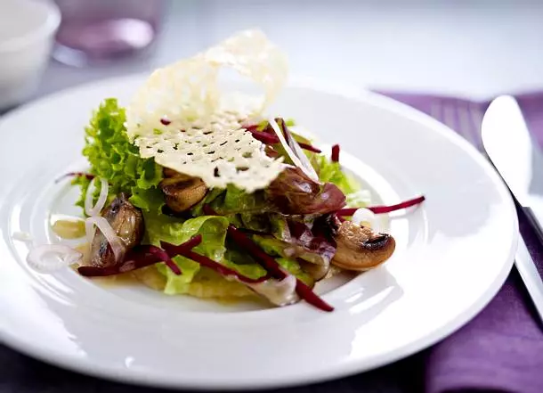 Salad ero na beetroot na parmesan loops uzommeputa