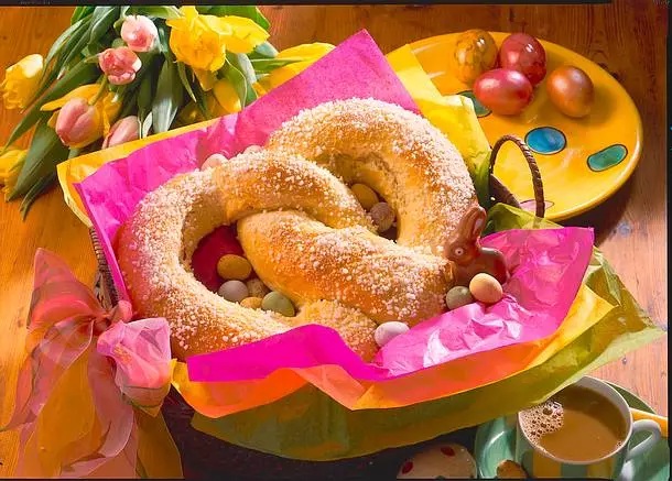 Pretzel di Pasqua con ripieno di marzapane all'albicocca ricetta 6272_1