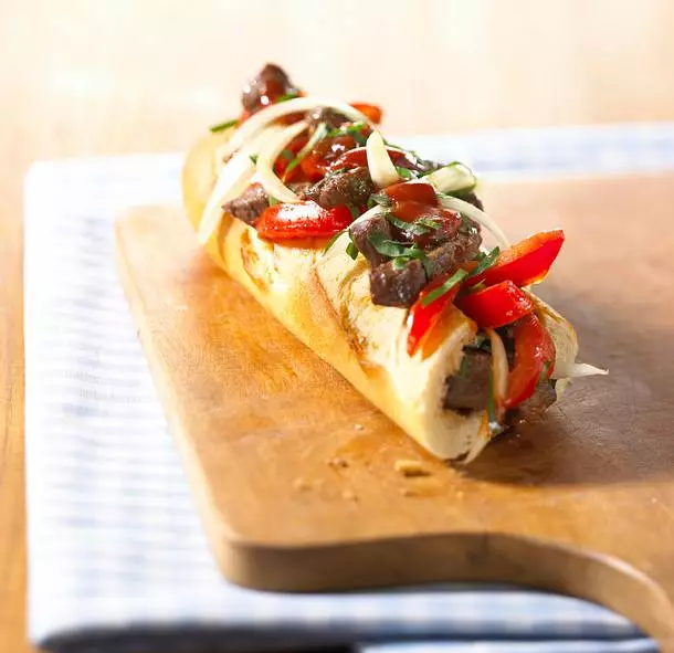 Baguette pẹlu steak awọn ila ati Salsa ilana 62756_1