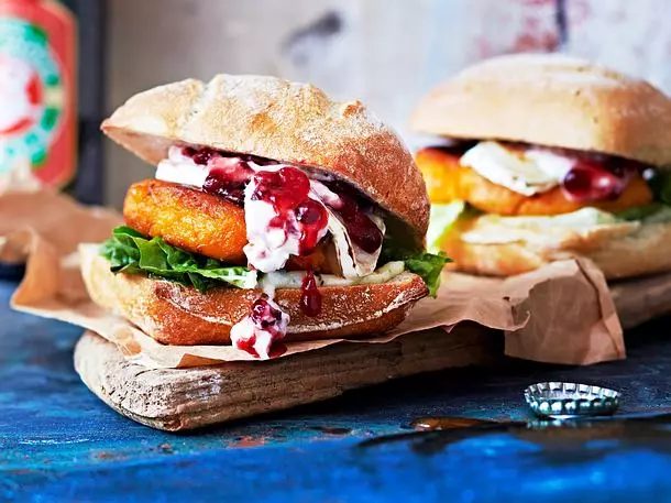 Warankasi ewurẹ ati burger ọdunkun ọdunkun pẹlu ohunelo cranberries 62871_1