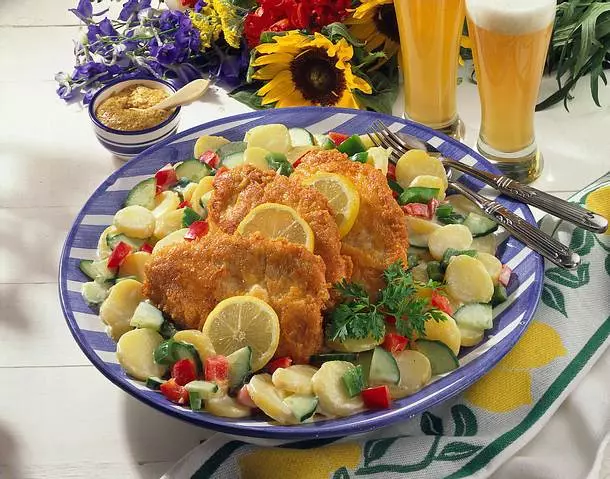 Schnitzel tad-dundjan bir-riċetta tal-insalata tal-patata 62910_1