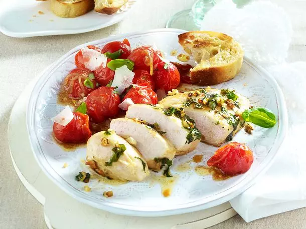 Lokisa Chicken ea Basil le Recipe ea Tomate e qhibilihisitsoeng 63060_1