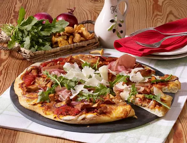 Pizza e nang le chanterelles, rocket le Parma ham recipe