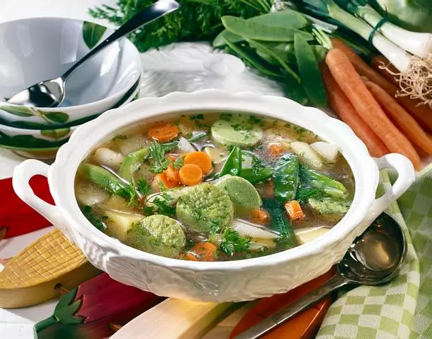 Sopa de legumes primavera colorida com receita de creme de ovo de cerefólio