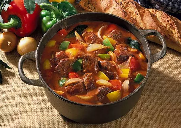 በቅመም ፓፕሪክ እና ሽንኩርት የበሬ goulash አዘገጃጀት