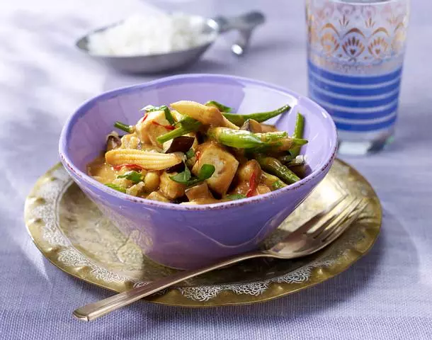 Curry tailandês com berinjela, mini espiga de milho, tofu e feijão verde em receita de molho de coco