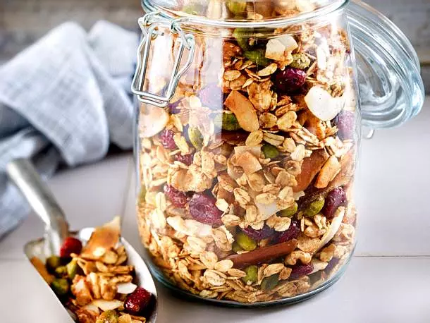 muesli ទឹកឃ្មុំជាមួយ pistachios និងរូបមន្តផ្លែឈើស្ងួត 63323_1