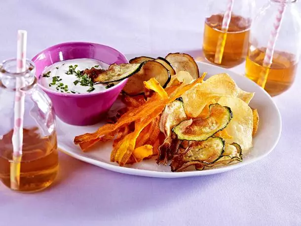 Receta de chips de verduras con dip de hierbas y yogur 63353_1