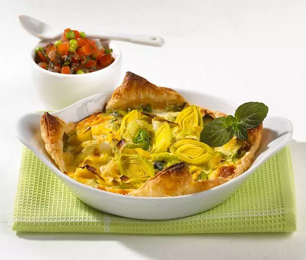 Receta de quiche de puerro con salsa fría de tomate y menta 63432_1