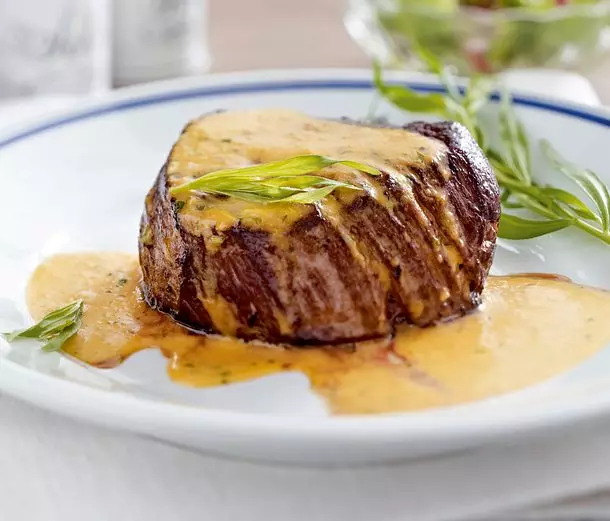 Steak fillet dengan resep Sauce Café de Paris 63522_1